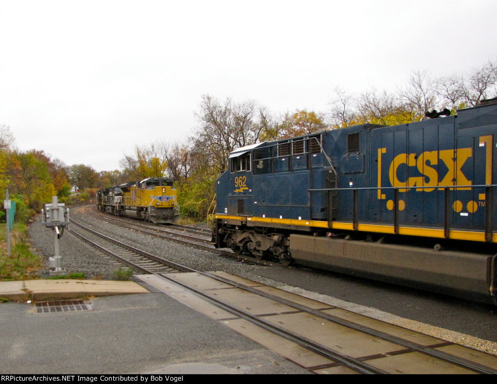 CSX 962 and UP 8752